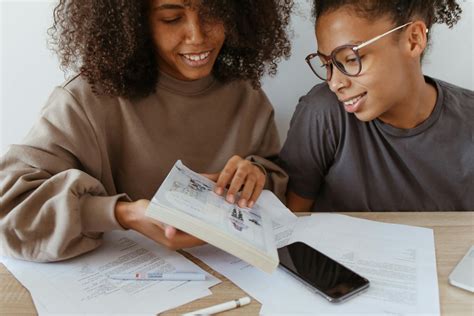 갈색 나무 라운드 테이블에 검은 노트북 컴퓨터에 직면 검은 탱크 셔츠에 여자 · 무료 스톡 사진