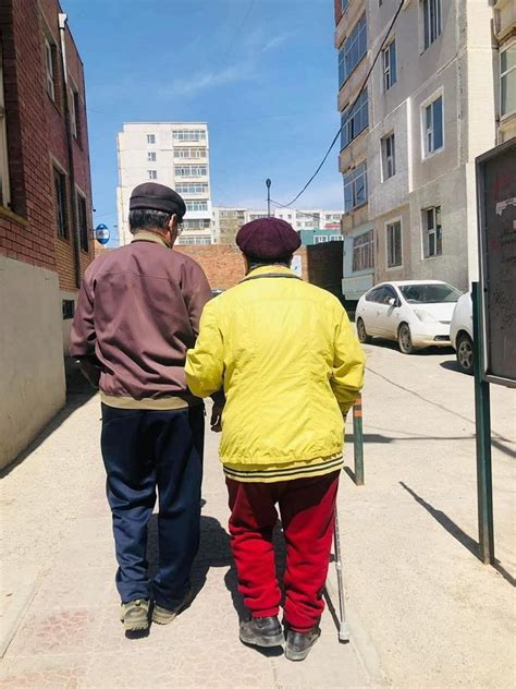 Эрүүл • Өвөө Хөгшин нь хэд хоног Архангайруу ажлаар яваад ирдэг юм билүү • Эмээ Хммм