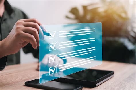 Dms 문서 관리 시스템 및 디지털 체크리스트 개념 사업가는 태블릿을 사용하여 문서 없이 작동하는 전자 문서 설문지 체크리스트 및 클립보드 작업 시스템을 확인합니다 가상