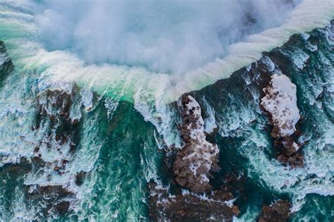 강 경외심을 불러일으키는 경치 경치가 좋은 계단식 물 관광 관광 명소 국제 국경 극적인 풍경 나이아가라 강 나이아가라 폭포 녹색 물 랜드마크 말발굽