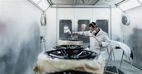 보호복을 입고 스프레이 압축기를 사용하여 자동차 부품을 칠하는 마스크를 쓴 남자 선택적 초점 사진 Unsplash의 세르비아 이미지