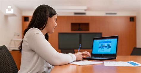 검은색 노트북 컴퓨터를 사용하는 흰색 긴 소매 셔츠를 입은 여자 사진 Unsplash의 무료 공학 이미지