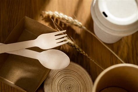 환경 친화적 인 식품 포장 종이 재활용 제로 폐기물 천연 제품 자연과 재활용 개념의 음식 일회용 케이터링을위한 종이 상자 배경에 플라스틱 무료 세트 가방에 대한 스톡 사진