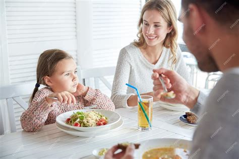 Conceito De Família Paternidade Comida E Pessoas Feliz Mãe Pai E