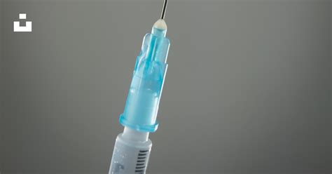 흰색 표면에 파란색과 흰색 막대 사탕 사진 Unsplash의 무료 의사 이미지