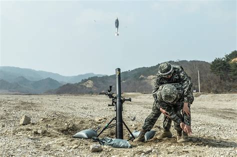 유용원 해병대의 박격포 사격훈련 해병대가 60mm와 81mm 박격포 훈련을 하는 모습들입니다