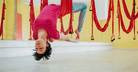 요가를 연습하는 젊은 아름다운 여자 밝은 스튜디오에서 해먹과 함께 날아라 정신적 육체적 건강과 조화의 개념 사진 Unsplash의 선수 이미지