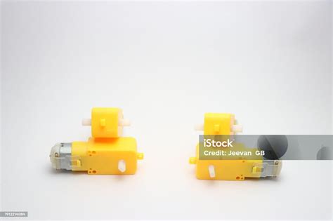 Bo 모터 또는 이중 샤프트가 있는 기어드 Dc 모터는 흰색 배경에 절연되어 있습니다 Brand Name Video Game에