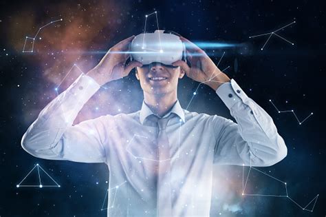 다각형 별자리가있는 어두운 밤하늘 배경에 Vr 안경을 쓴 행복한 젊은 유럽 남자 우주 증강 현실 메타버스 및 공간 개념 가상현실에 대한 스톡 사진 및 기타 이미지 Istock