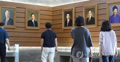 역대 대통령 초상화 살펴보는 시민들 연합뉴스