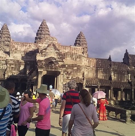 សង្កាត់ចំការសំរោង ក្រុងបាត់ដំបង សង្កាត់ចំការសំរោង មានចំនួន ៥ ភូមិ ភូមិ ផ្កាស្លា ភូមិ វត្តលៀប