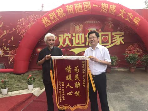 开发商破产，楼房“烂尾”； 政府多方协调，购房者喜领新房钥匙
