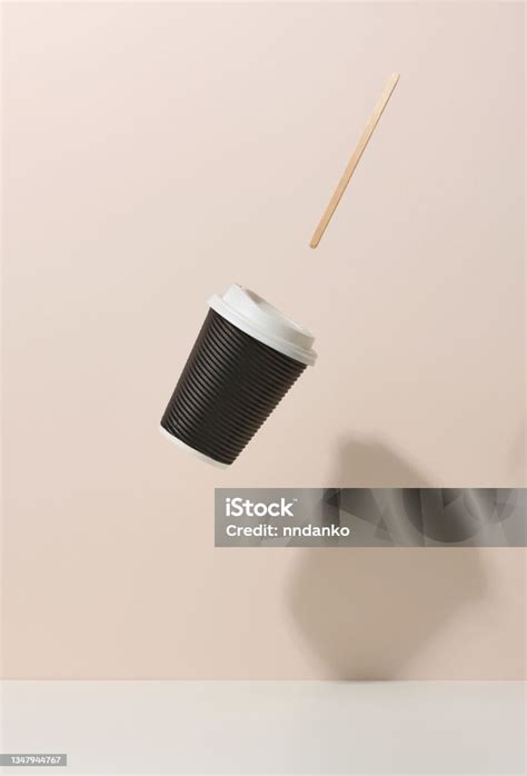 흰색 플라스틱 뚜껑이 있는 갈색 골판지 컵과 나무 교반 스틱이 흰색 테이블에 부풀어 오있습니다 베이지 색 배경 커피숍 템플릿 0명에 대한 스톡 사진 및 기타 이미지 Istock