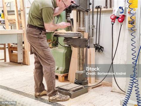 목공 작업장의 목수 인 50 세의 백인 남자가 드릴링 머신에서 일합니다 45 49세에 대한 스톡 사진 및 기타 이미지 45 49세 50 54세 고용과 노동 Istock