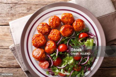 맛 있는 음식 닭고기 미트볼 샐러드 접시에 토마토 양상추와 양파 클로즈업의 튀김 최고 수평 뷰 동아시아 문화에 대한 스톡 사진