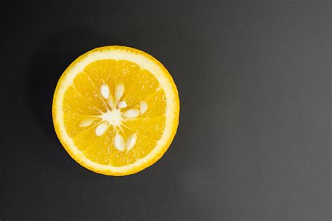 오렌지 디자인 및 비즈니스 웹 사이트에 대한 검은 배경에 신선한 펄프와 육즙 오렌지 0명에 대한 스톡 사진 및 기타 이미지 0명 감귤류 과일 건강한 생활방식 Istock