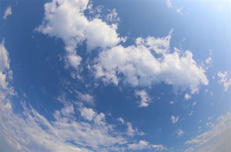 흰 구름이 있는 푸른 하늘과 비행기 궤적이없는 구석을 통해 들어오는 태양은 자연 배경으로 이상적입니다 0명에 대한 스톡 사진 및 기타 이미지 Istock