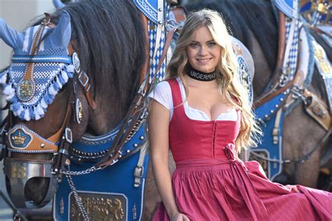 Playboy Präsentiert Wiesn Playmate 2023 So Können Männer Lauras Herz