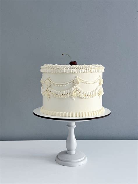 Винтажный торт с вишней