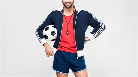 外籍足球教练遇欠薪，向国际足联申请维权5年未果，诉至上海法院后终拿回工钱约翰调解双方