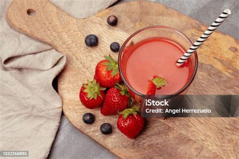딸기와 블루베리를 곁들인 천연 딸기 주스를 나무 판과 린넨 주방 타월에 넣습니다 건강한 식생활에 대한 스톡 사진 및 기타 이미지 건강한 식생활 과일 과일 주스