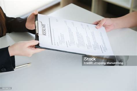 직무 개념면접 이력서 종이에 집중 준비된 숙련된 지원자의 좋은 이력서를 검토하는 고용주 지원서 를 고려한 채용 담당자 또는 채용