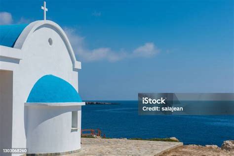 해변에 파란색 지붕이있는 전통적인 흰색 예배당 아지오이 아나기로이 키프로스 0명에 대한 스톡 사진 및 기타 이미지 0명 개념 건축 Istock