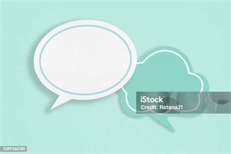 커뮤니케이션 및 소셜 미디어에 대한 개념적 이미지 고객 피드백 거친 연한 녹색 종이 질감에 흰색과 녹색 그런지 종이 말풍선이 비어 있습니다 개념에 대한 스톡 사진 및 기타