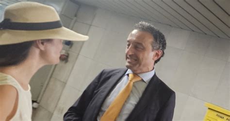 САМО В ПИК Мистериозна дама по потник шапка и чехли отмъкна Лорер от парламента СНИМКИ