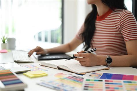 컬러 팔레트로 작업하는 젊은 창조적인 여성 그래픽 스튜디오에서 디자인 프로젝트를 위한 색상 샘플을 선택합니다 20 24세에 대한 스톡 사진 및 기타 이미지 Istock