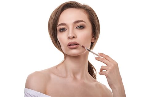 미용 주사를 받고 아름 다운 여자 입술 확대 의사 삽입 필러 미용 성형 외과 개념입니다 건강관리와 의술에 대한 스톡 사진 및 기타 이미지 Istock