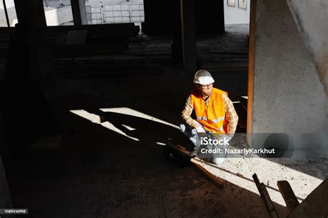 건축업자 수리공 안전 헬멧 및 조끼를 입은 감독은 건설중인 건물의 작업장에서 일합니다 개발에 대한 스톡 사진 및 기타 이미지 개발 건설 산업 건설 현장 Istock