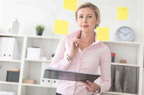 젊은 금발 소녀 스티커와 투명 보드 옆 사무실에서 그리고 그녀의 손에 있는 문서와 연필을 보유 하고있다 감독에 대한 스톡 사진 및 기타 이미지 Istock