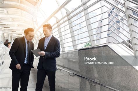 보스 건물 밖에 서 노트북으로 프로젝트 계획에 대 한 지도자에 작품을 제시 하는 사업 2명에 대한 스톡 사진 및 기타 이미지