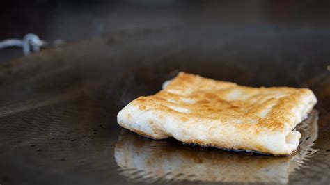 오일 전통 인도 길거리 음식 태국 바나나 계란 팬케이크로 로티를 만들기 길거리 음식과 태국 디저트 간식팬에 로티 만들기 거리에 대한 스톡 사진 및 기타 이미지 Istock