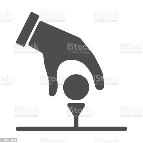 골퍼 핸드는 티 솔리드 아이콘 골프 컨셉 화이트 배경에 볼 사인이 있는 핸드 모바일 컨셉과 웹 디자인을 위한 글리프 스타일로 골프볼 아이콘을 손 넣어 벡터 그래픽 T 셔츠에