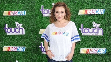 Alyssa Milano Lance Une Gamme De Vêtements Féminins Aux Couleurs De La Nascar Sportbuzzbusiness Fr