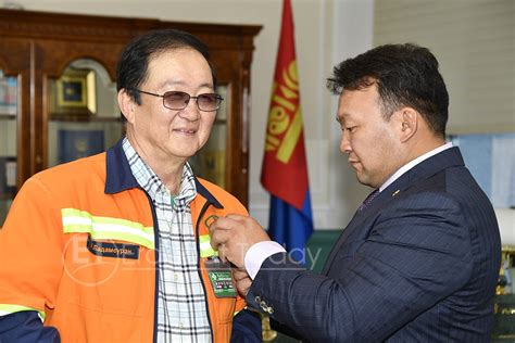 МҮОХ ны Ерөнхийлөгч Н Түвшинбаяр Эрдэнэт үйлдвэрийн удирдлагуудыг шагналаа