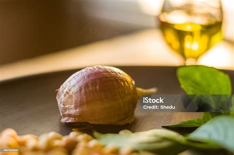 이탈리아 파스타 소스레몬 바 질 어린 준비에 대 한 신선한 재료 삼나무 견과류 큰 마늘 정 향 그리스 올리브 기름 파 르 메 산