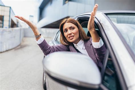 화난 매력적인 백인 여자는 차에 앉아있는 동안 다른 운전자에게 소리 쳤다 자동차 내부에 대한 스톡 사진 및 기타 이미지 자동차 내부 젊은 여자 짜증 Istock