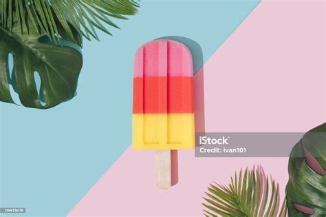 열 대 야자수 잎 종이 이중톤 배경에서 파스텔 분홍색 아이스크림 아이스 캔디 아이스크림 콘에 대한 스톡 사진 및 기타 이미지 아이스크림 콘 야외 0명 Istock