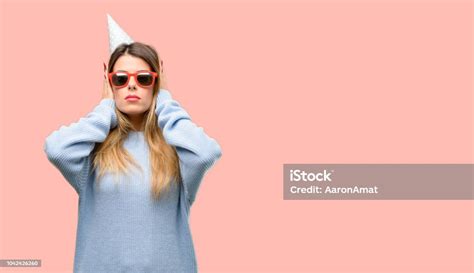 젊은 여 자가 짜증나는 시끄러운 소음을 무시 하 고 귀를 덮고 생일 축 하 청각 소리를 피하기 위해 귀 플러그 시끄러운 음악