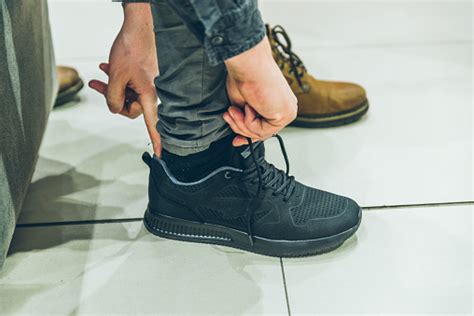 남자는 저장소에 새 운동 화를 추구 합니다 쇼핑 개념입니다 신발 패션 쇼핑 구매 건강한 생활방식에 대한 스톡 사진 및 기타 이미지 건강한 생활방식 검색 검은색