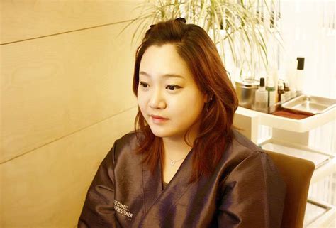 에리카헤어 시술 뿌리염색 새로 자라난 검은 모발을 전에 염색하셨던 컬러와 맞추기 위해서