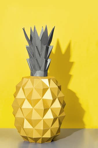 종이에서 파인애플 모양의 여름 디자인 배경 2021년 트렌드 칼라 노란색과 궁극의 회색을 조명합니다 0명에 대한 스톡 사진 및 기타 이미지 Istock