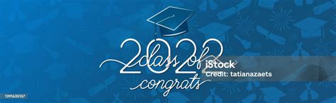 졸업 배경 축하 졸업생 2022 클래스의 졸업 파티에 대한 흰색 기호 축하 배너 벡터 일러스트레이션 타이포그래피 인사말 졸업장 초대 모자 레터링 졸업식에 대한 스톡 벡터