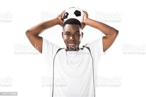 젊은 아프리카계 미국인 축구 선수 머리 위에 공을 들고 카메라 흰색 절연에 웃 고 경쟁에 대한 스톡 사진 및 기타 이미지