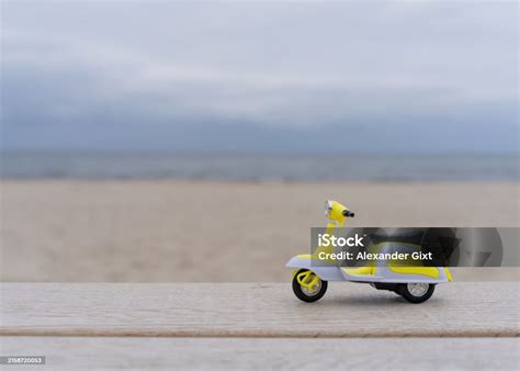 정물 작은 오토바이가 바다와 하얀 모래를 배경으로 가벼운 나무 위에 서 있습니다 여름 방학 엽서 공간을 복사합니다 0명에 대한 스톡 사진 및 기타 이미지 Istock