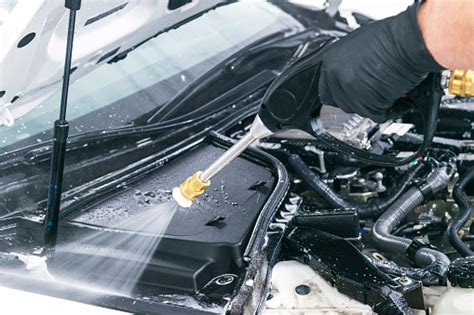 자동차 적입니다 수동 세척 엔진 압력된 물으로 자동차 엔진 물 노즐을 세척 자동차는 작업자 청소 자동차 세차에 대 한 압력