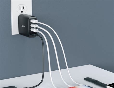 This USB Wall Charger Simultaneously Powers Devices
